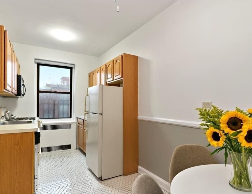 An Astoria studio co-op that feels rather roomy—for well under $400,000