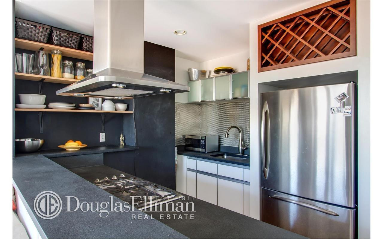 A Hunters Point studio complete with home office